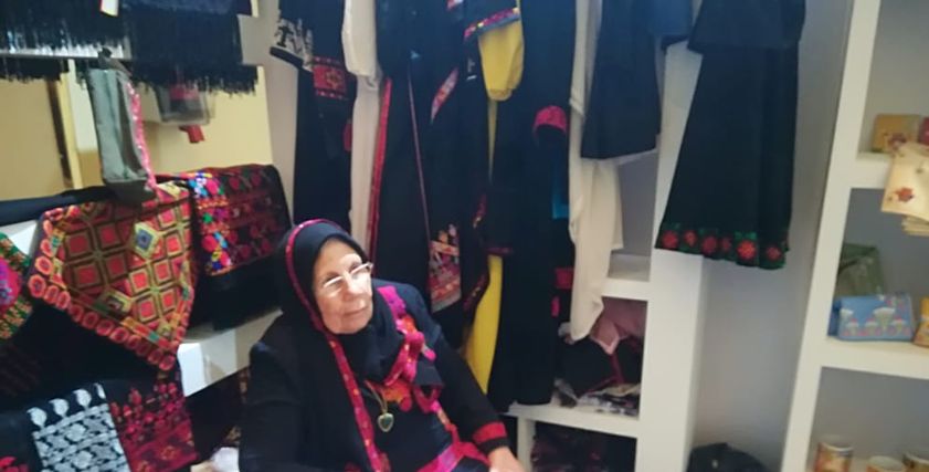 هن | "موزة الشريف" جدة لـ9 أحفاد تحيي تراث سيناء على الملابس: "بقى موضة"